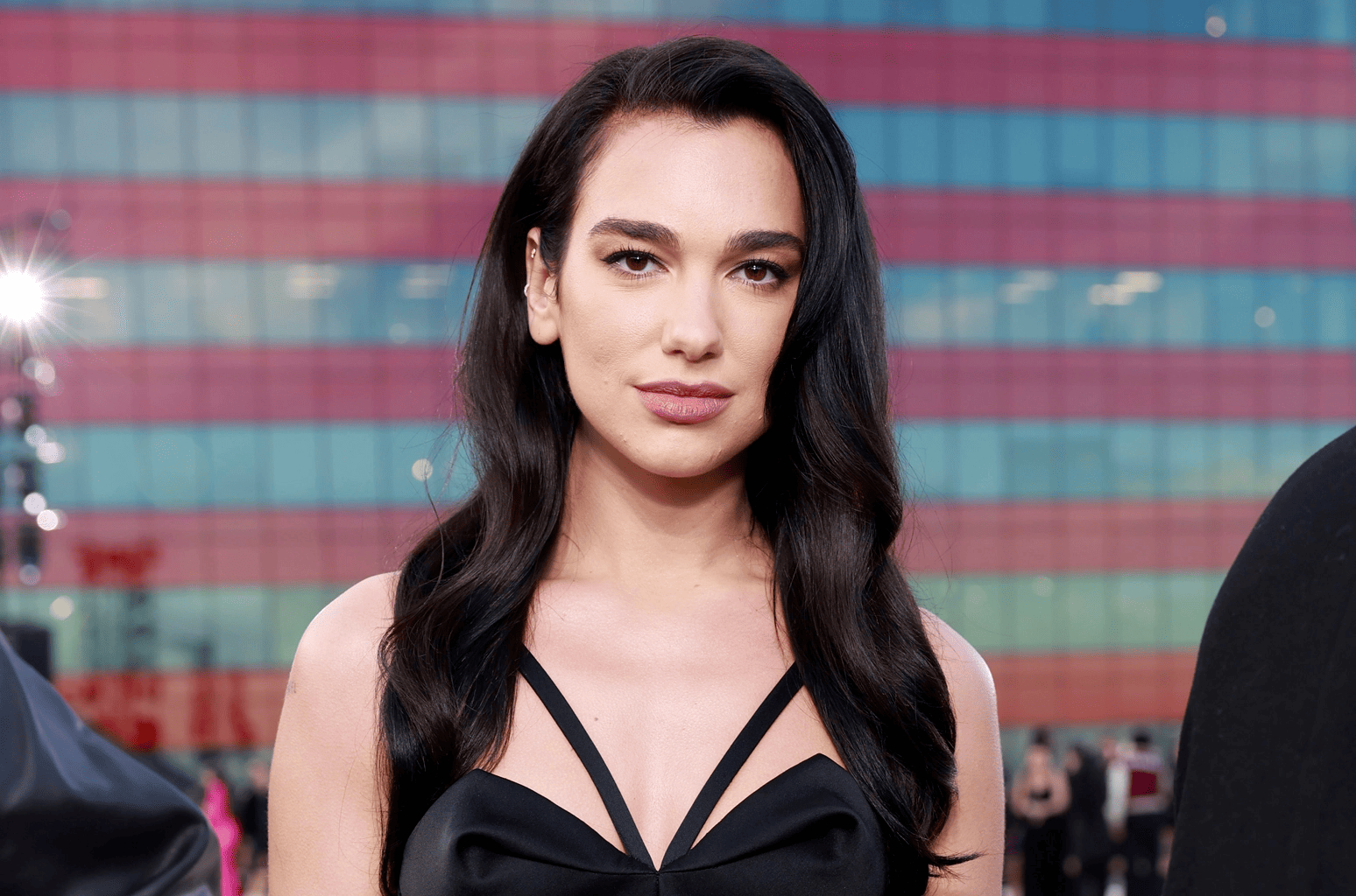 V deo Revela A Verdadeira Voz De Dua Lipa V deo Revela A Verdadeira Voz De Dua Lipa