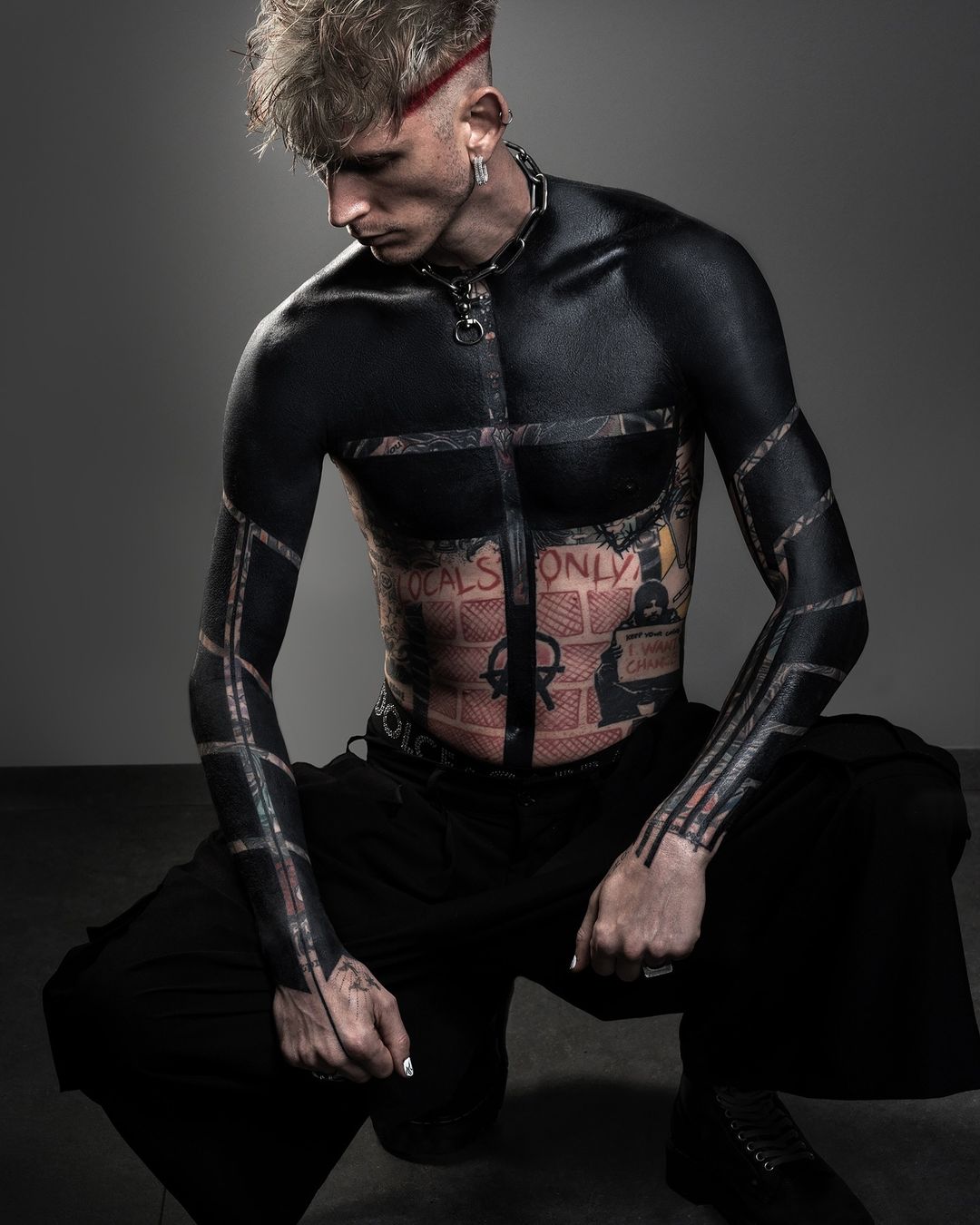 Você não vai acreditar na tatuagem que Machine Gun Kelly acabou de revelar