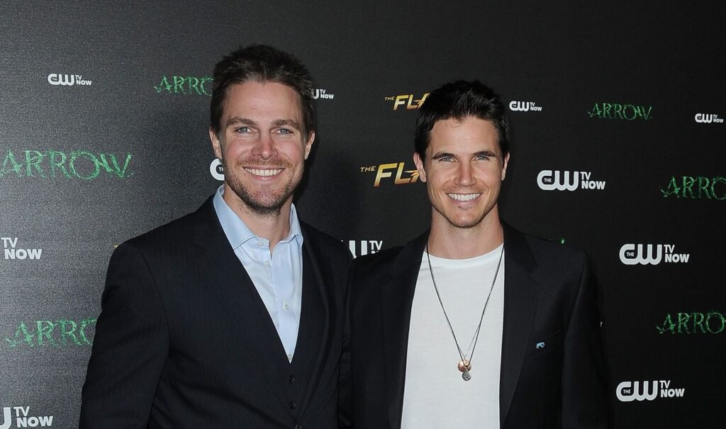 Stephen Amell e Robbie Amell são irmãos? O parentesco entre os atores